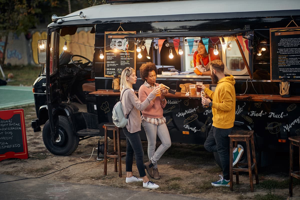 Food Carts vs. Food Trucks: Which Mobile Restaurant is Right for You?